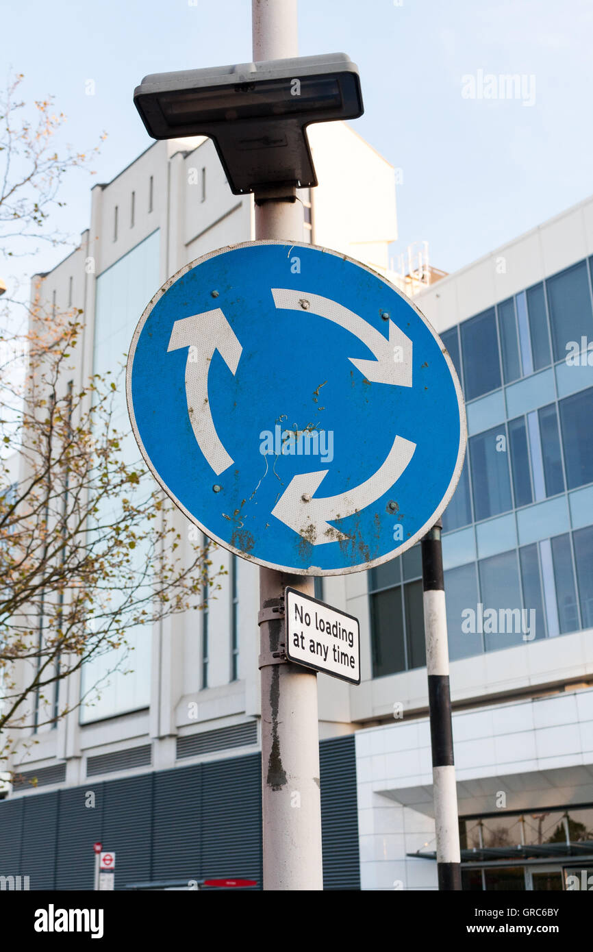 Un rond-point standard panneau routier, UK Photo Stock - Alamy