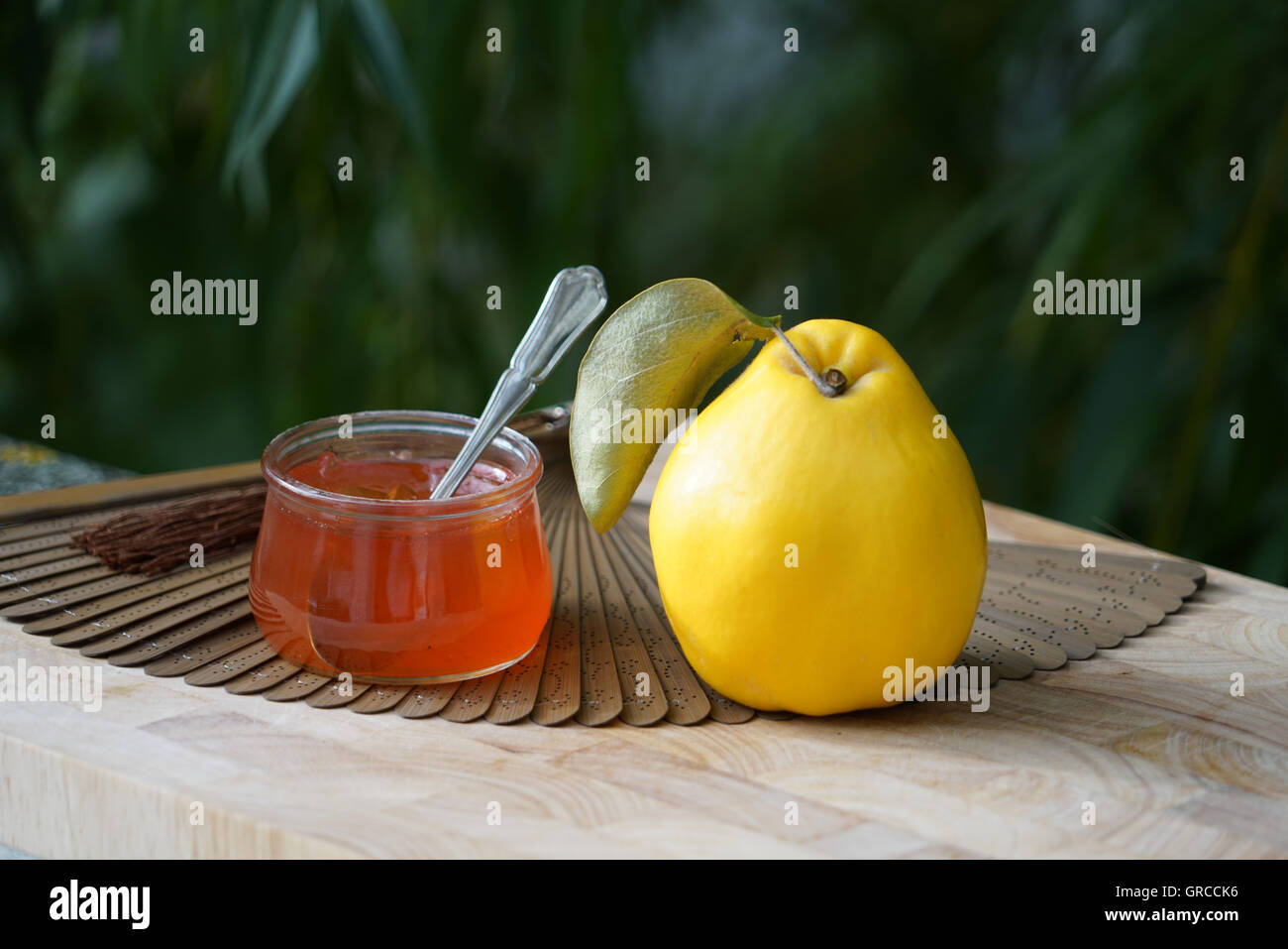 Fruits de coing Banque de photographies et d’images à haute résolution ...