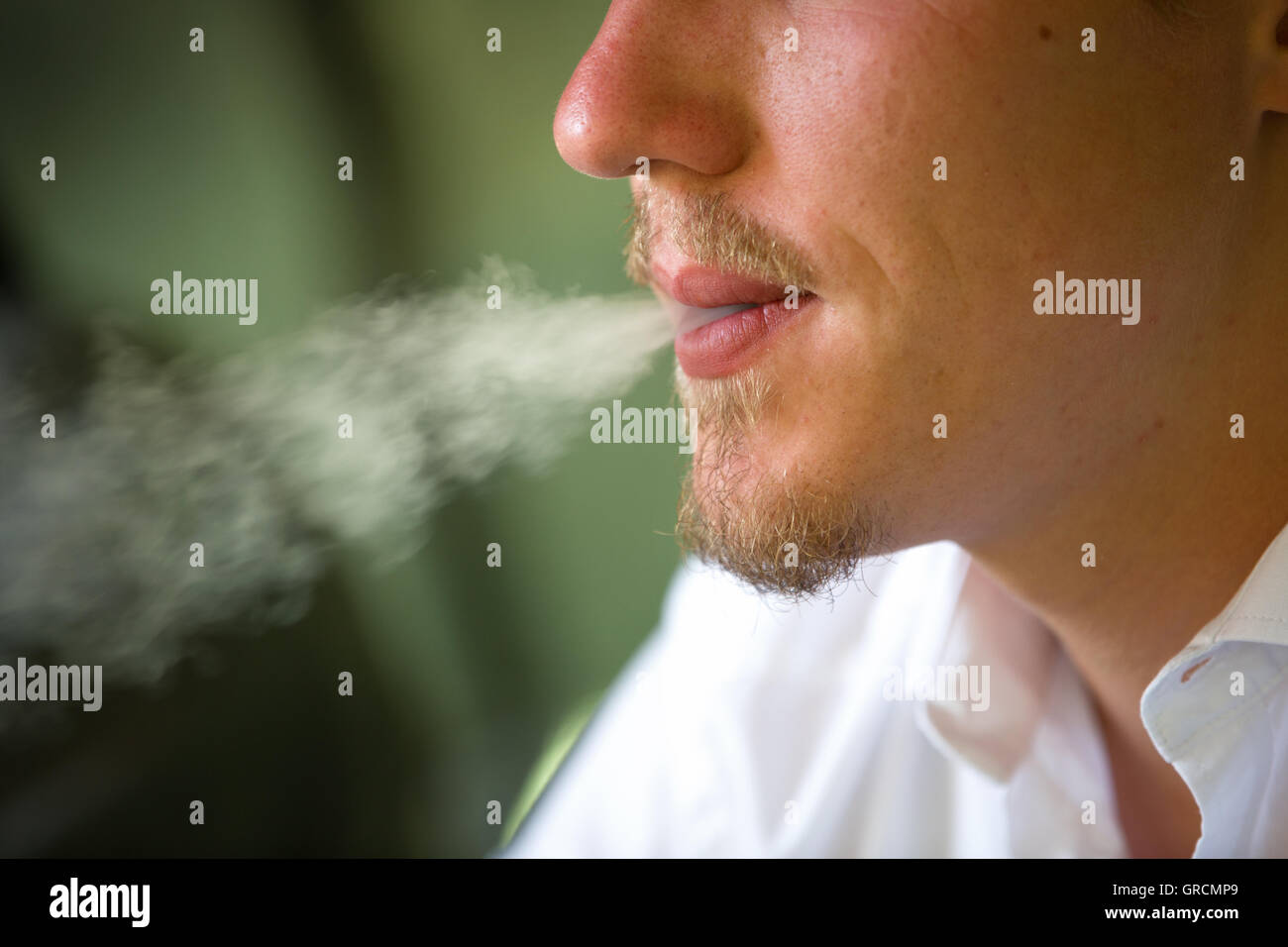 Les fumeuses Banque de photographies et d’images à haute résolution - Alamy