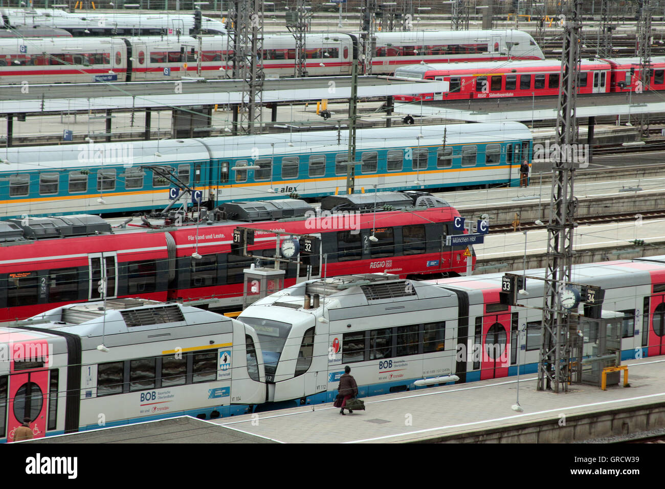 Les trains régionaux à la gare centrale de Munich Photo Stock - Alamy