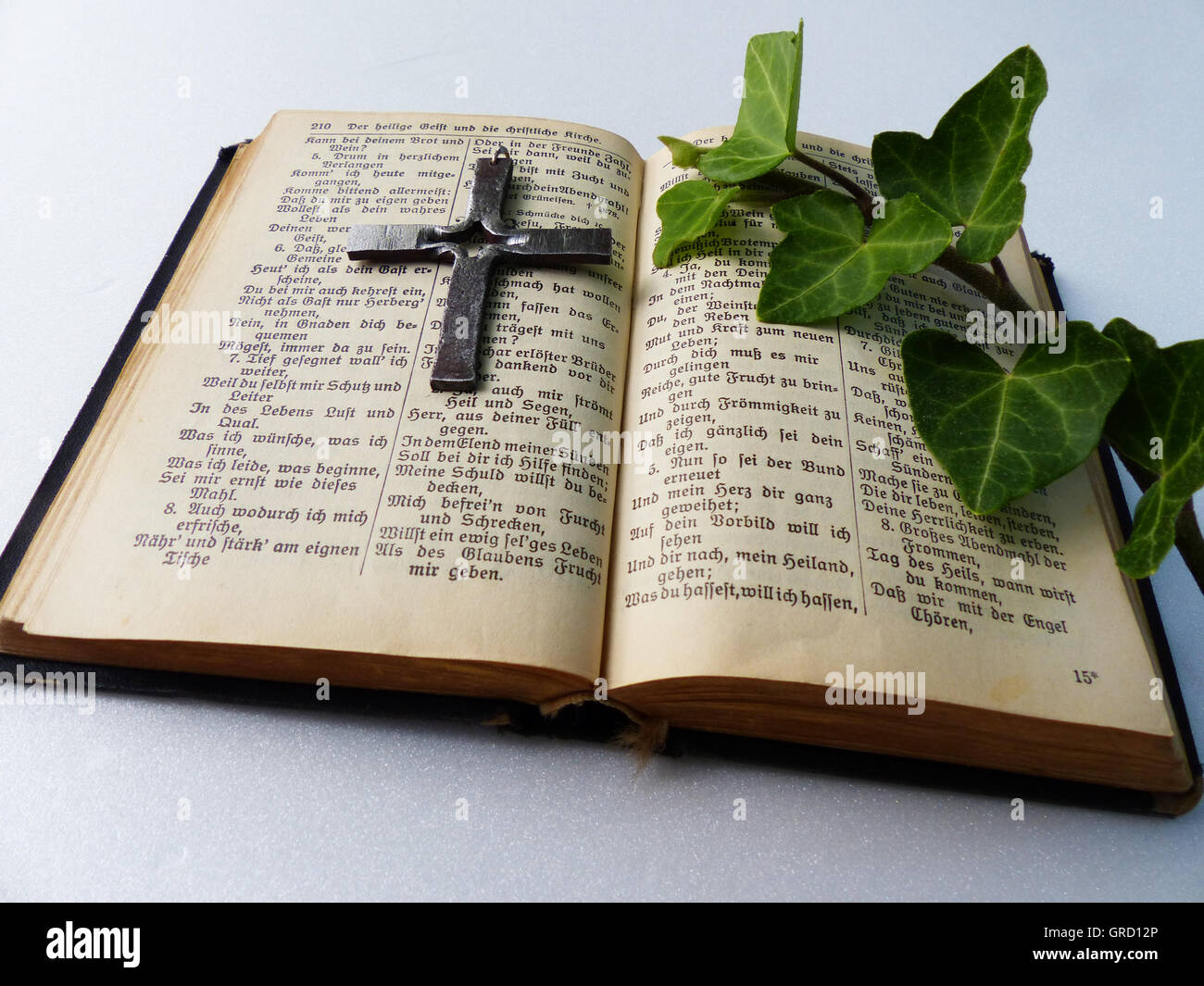 La religion, le christianisme, symbole croix et Bible Photo Stock - Alamy