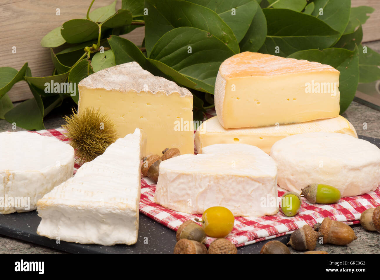 Les différents fromages français sur une ardoise Photo Stock - Alamy