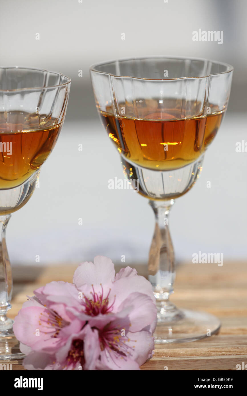 Liqueur d'amande Banque de photographies et d’images à haute résolution ...