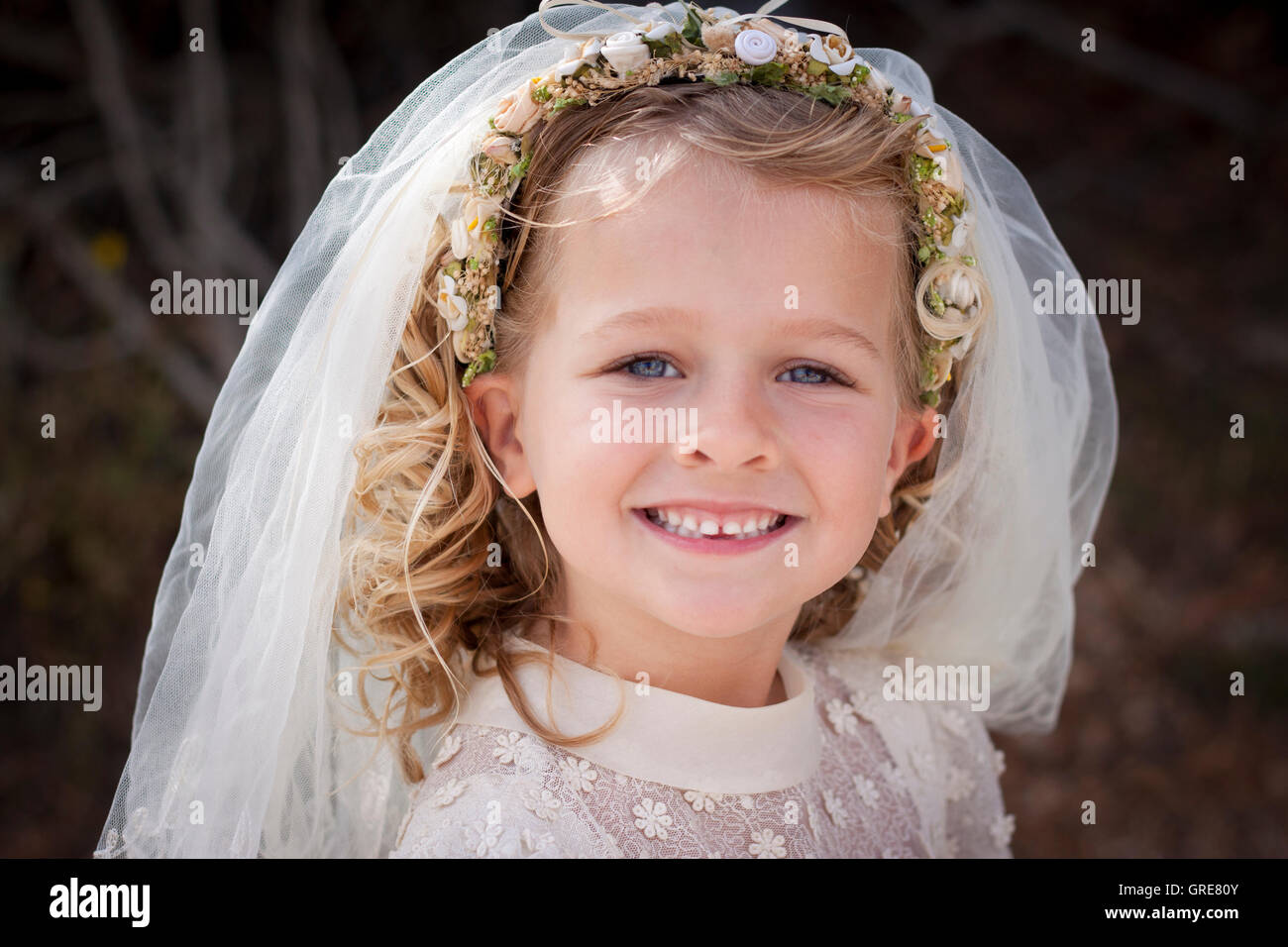 Première fille de la sainte communion Banque de photographies et d ...