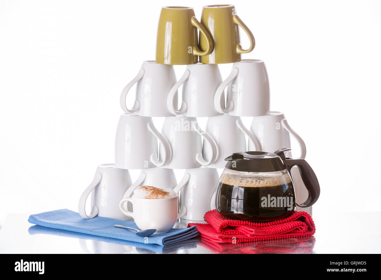 Pyramide d'empiler à l'envers des tasses à café avec une carafe de café ...