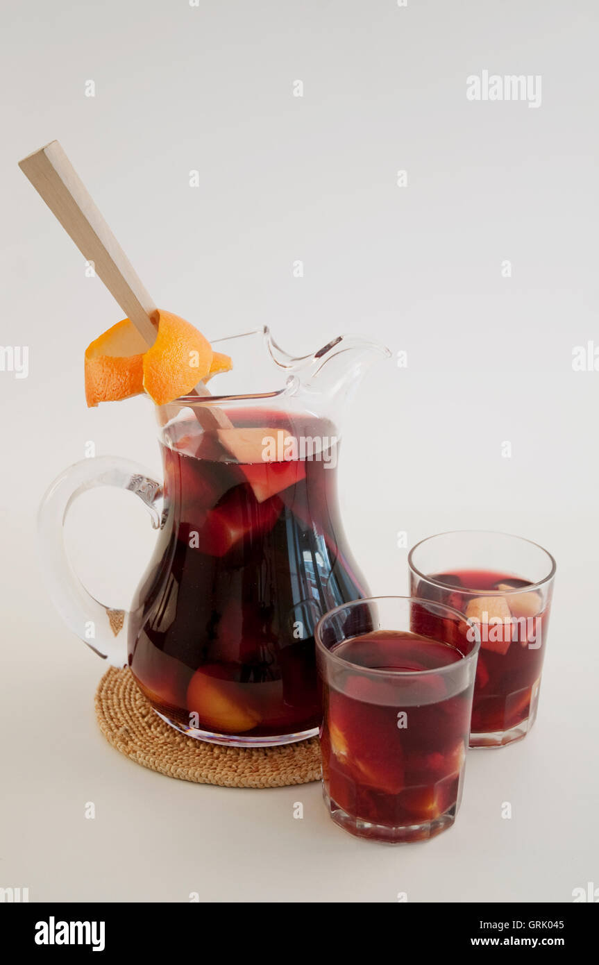 La sangria, boisson typique espagnole faite de vin rouge et de fruits ...