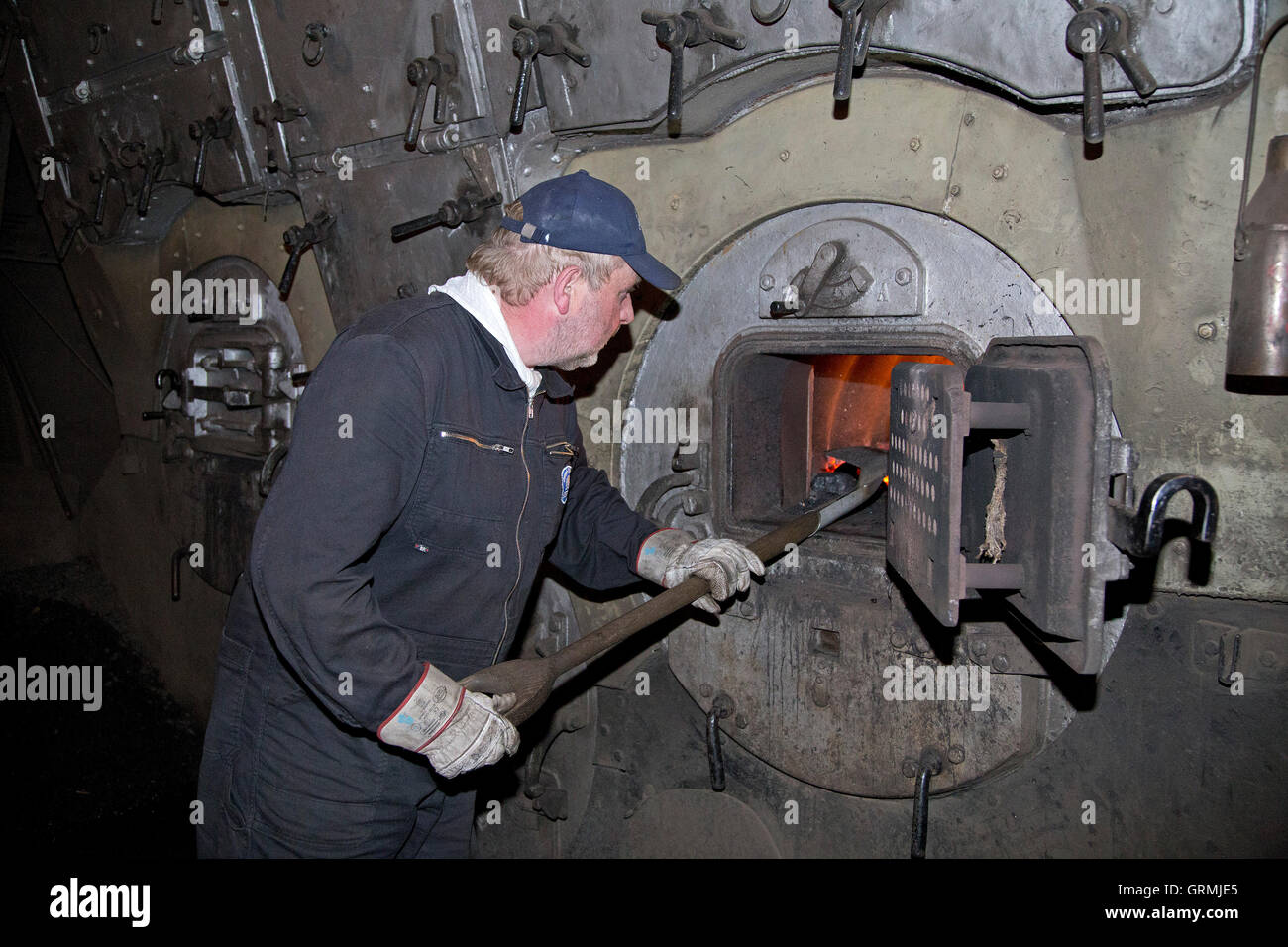 Stoker à pelleter du charbon dans la chaudière à vapeur 'Stettin, brise ...