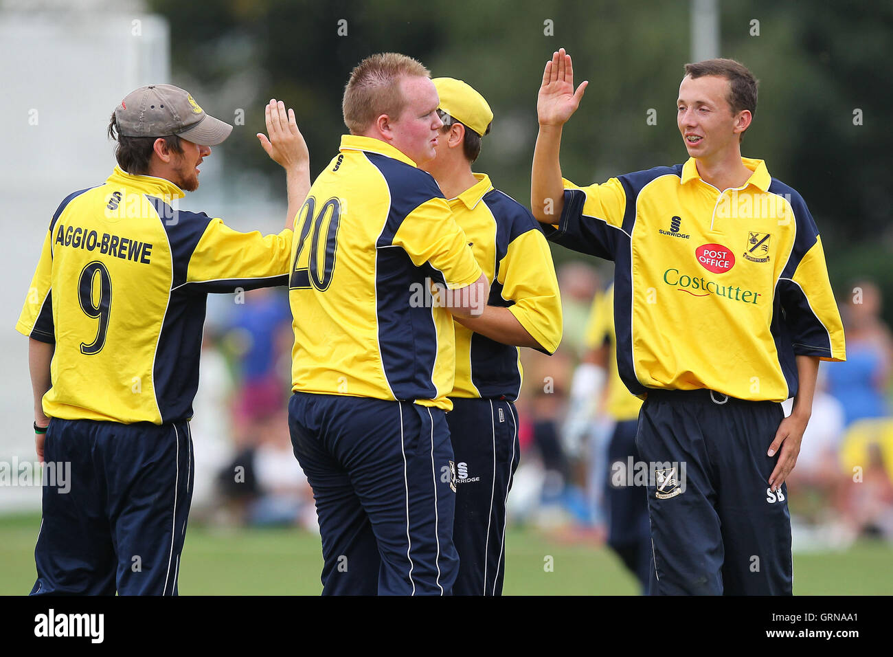 Billy Wright de Upminster célèbre le guichet de Jaik Mickleburgh avec ...