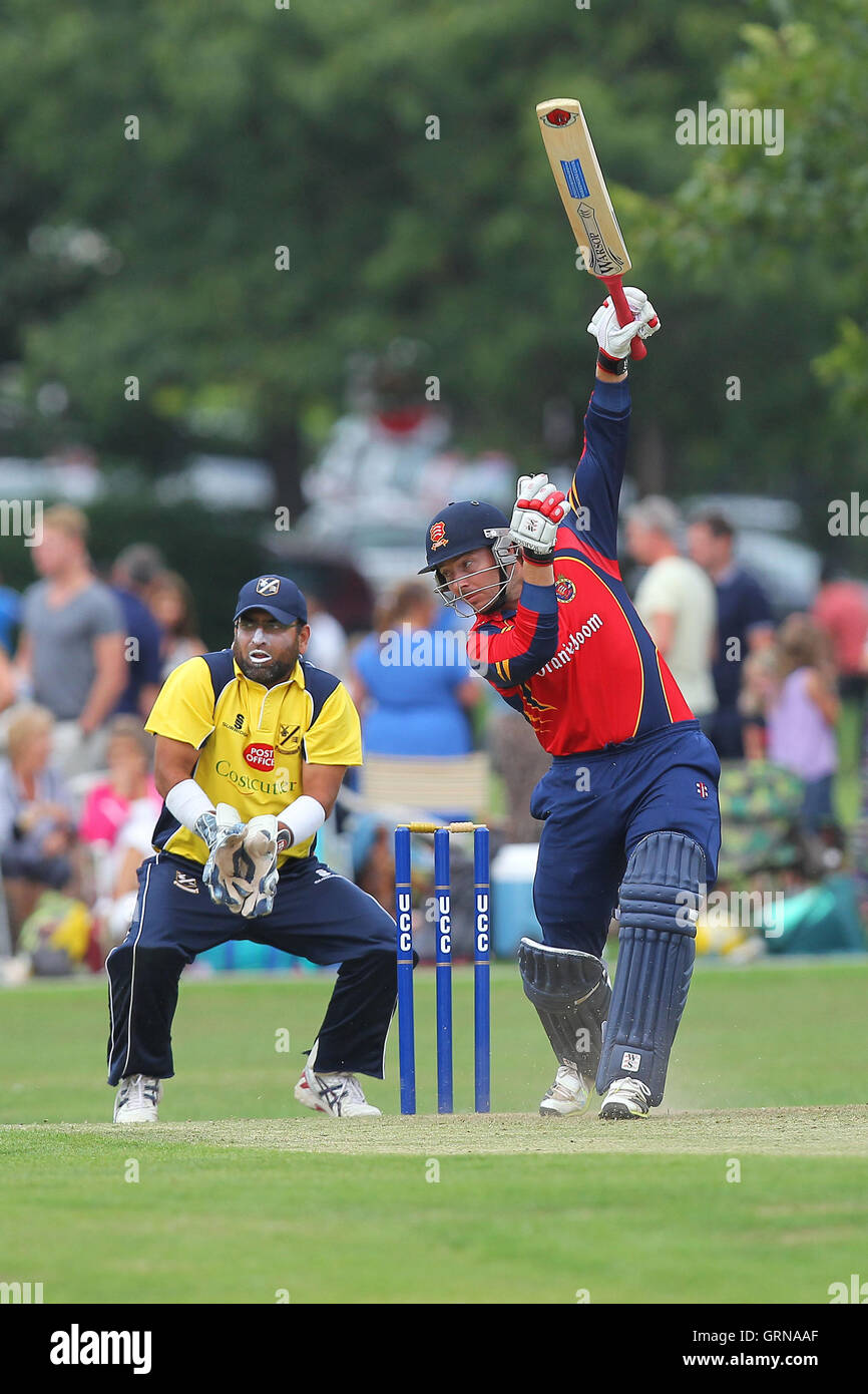 Graham Napier hits out d'Essex - Upminster CC vs Essex CCC - David ...
