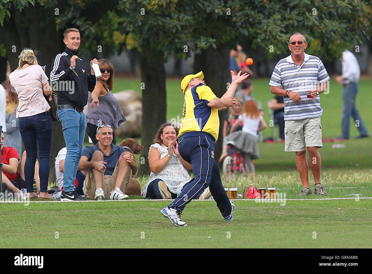 Ollie Peck de Upminster pose un risque de capture - Upminster CC vs ...