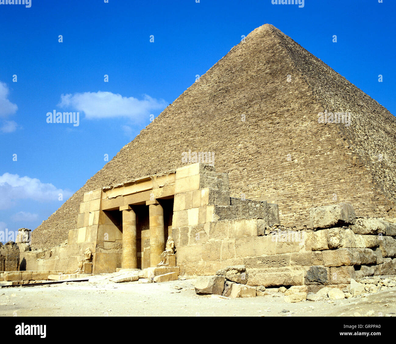 Cheops pyramid entrance Banque de photographies et d’images à haute ...