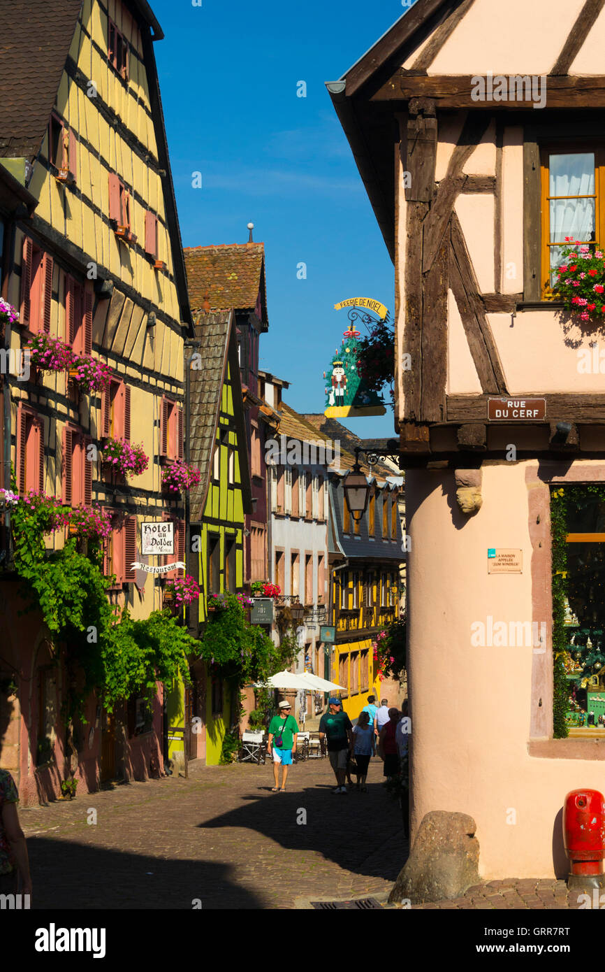 France, Haut-Rhin (68), route des vins, rue du village de Riquewihr ...