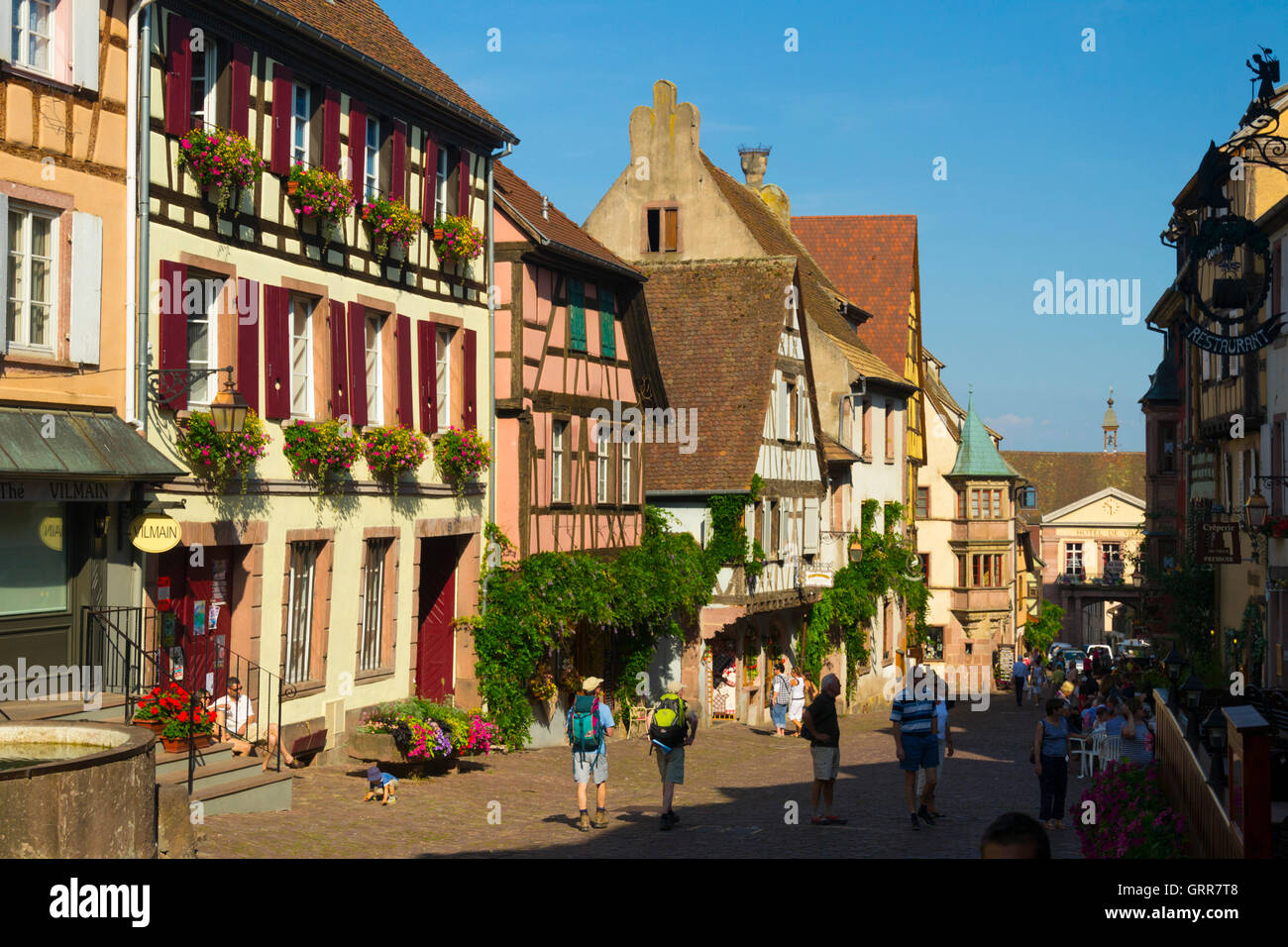 France, Haut-Rhin (68), route des vins, rue du village de Riquewihr ...