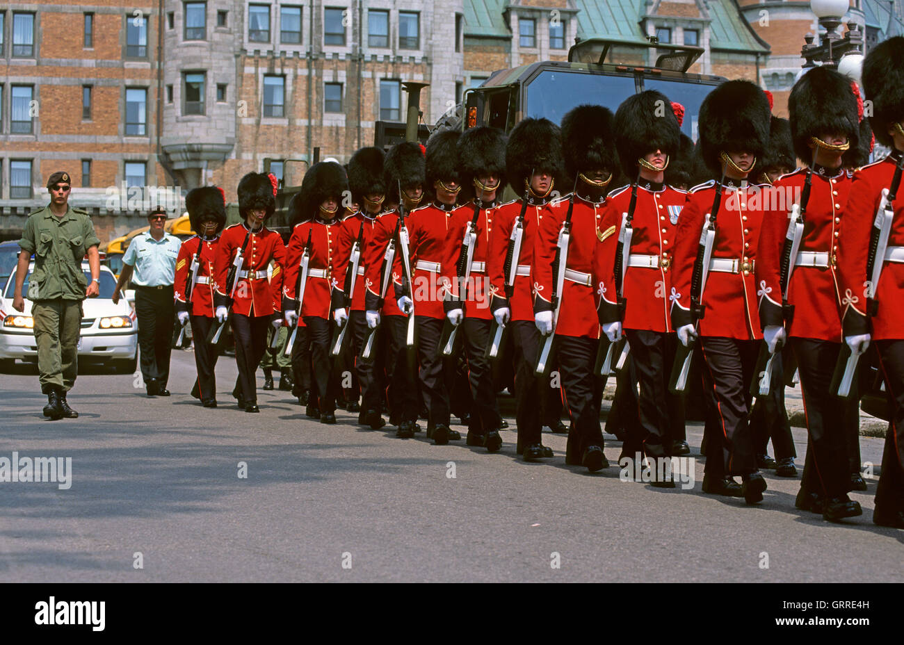 Défilé militaire de soldats canadiens au cours de la fête du Canada ...