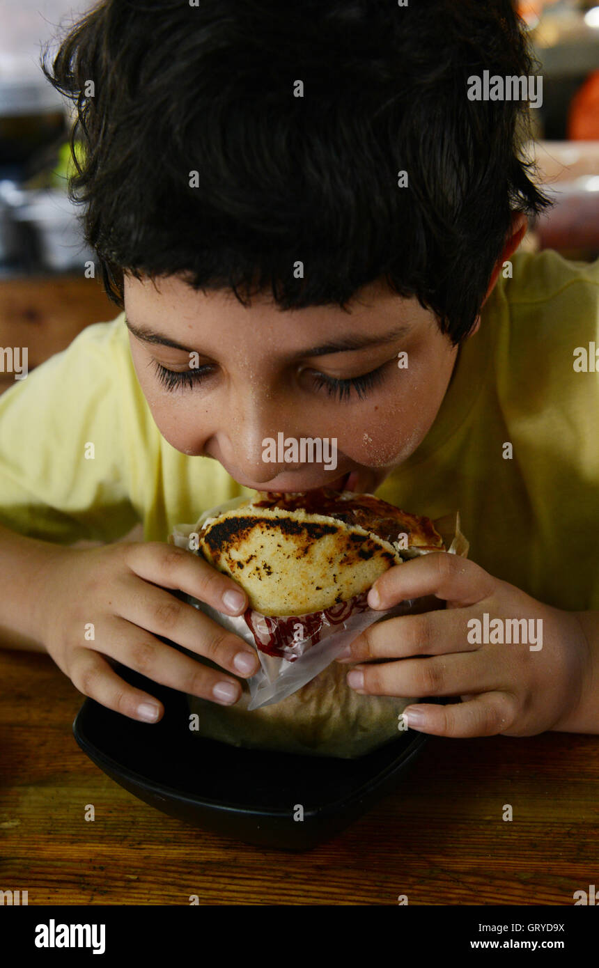 Eating arepas Banque de photographies et d’images à haute résolution ...