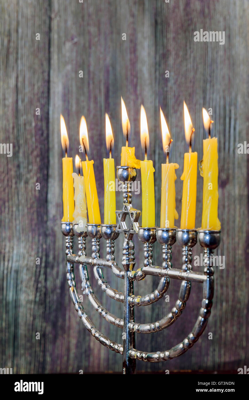 Toutes les bougies de 'Hanoucca dans une rangée. Brillant et lumineux ...