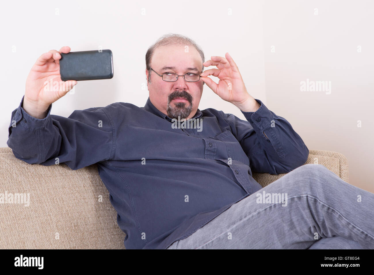 Homme d'âge moyen à la mode de prendre un sur son mobile selfies ...