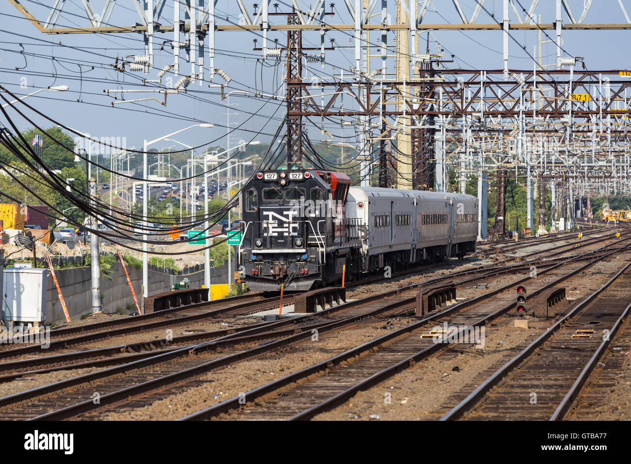 Metro-North un BL20GH locomotive diesel à New Haven livery tire une ...