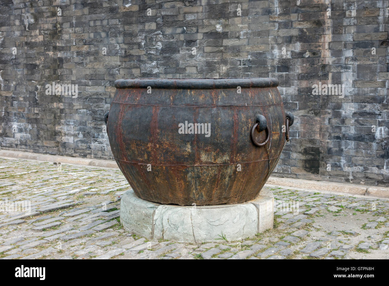 Fer Ancien pot qui est utilisé pour stocker la nourriture et l'eau ...