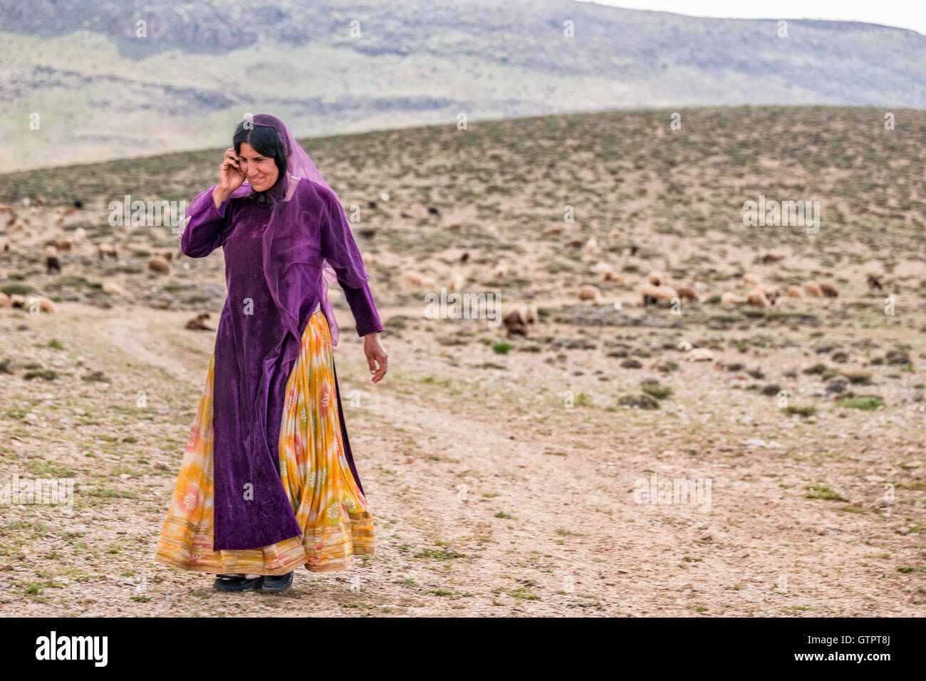 Khoram nomades Basseri, Ged femme sur son téléphone cellulaire. Les ...
