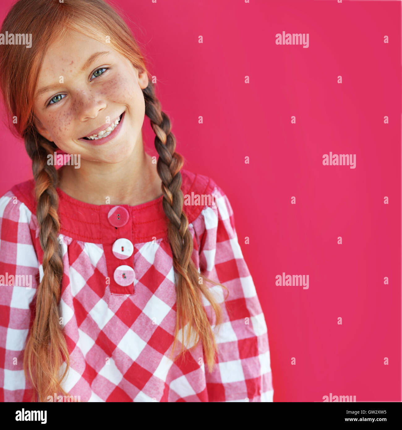 Freckles girl 8 years old Banque de photographies et d’images à haute ...