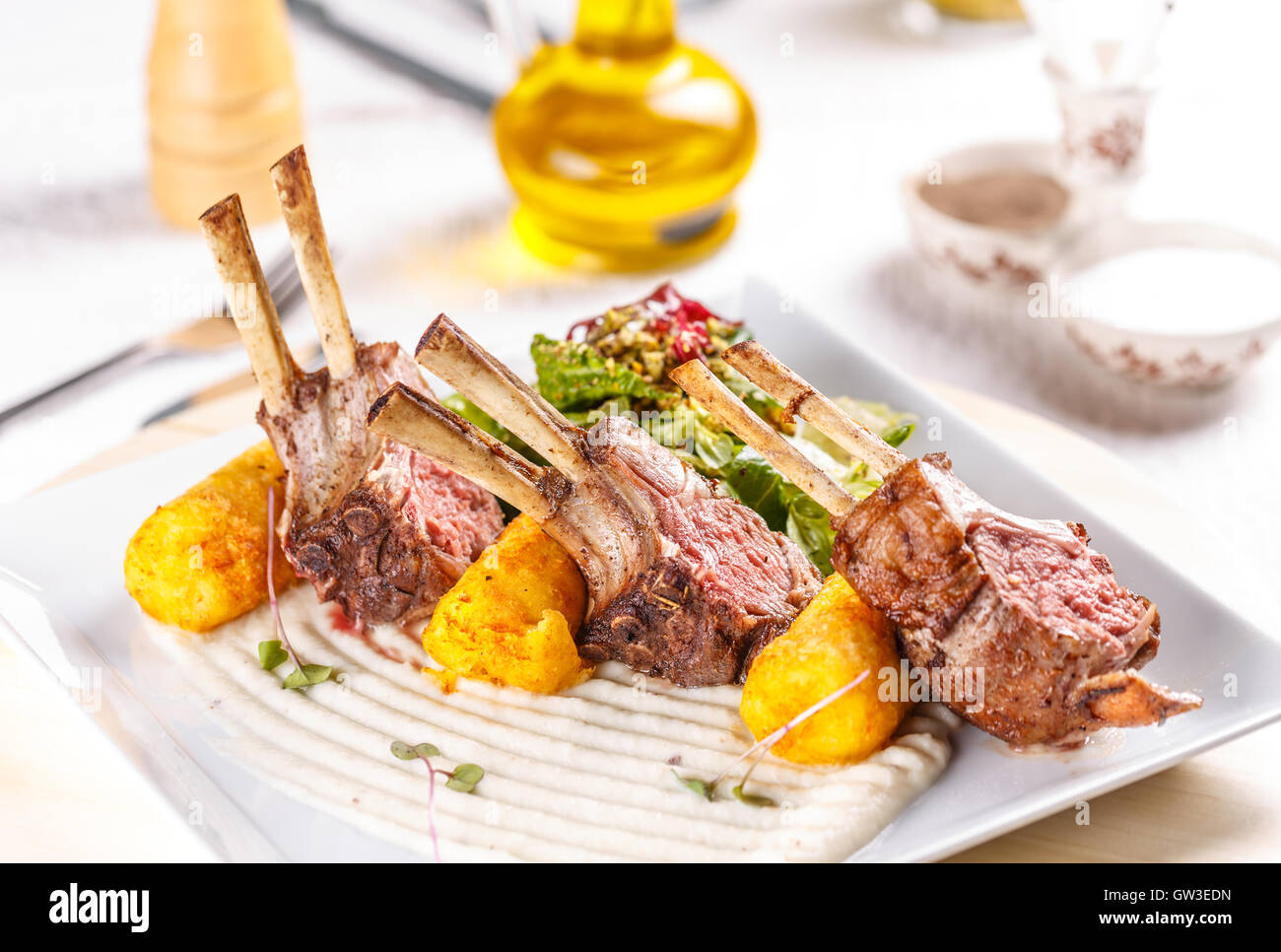 Entrée Plat principal gastronomique cours de l'agneau grillé steak ...