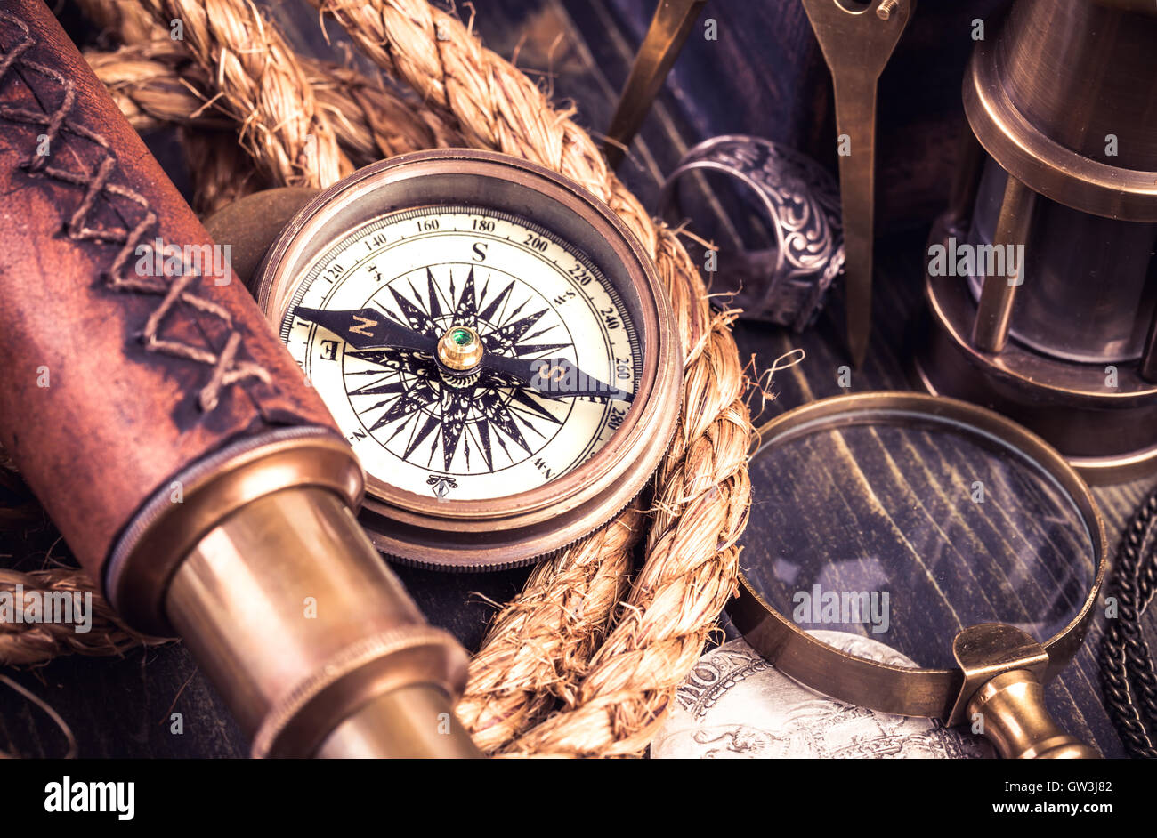 Old vintage retro brass compass Banque de photographies et d’images à ...