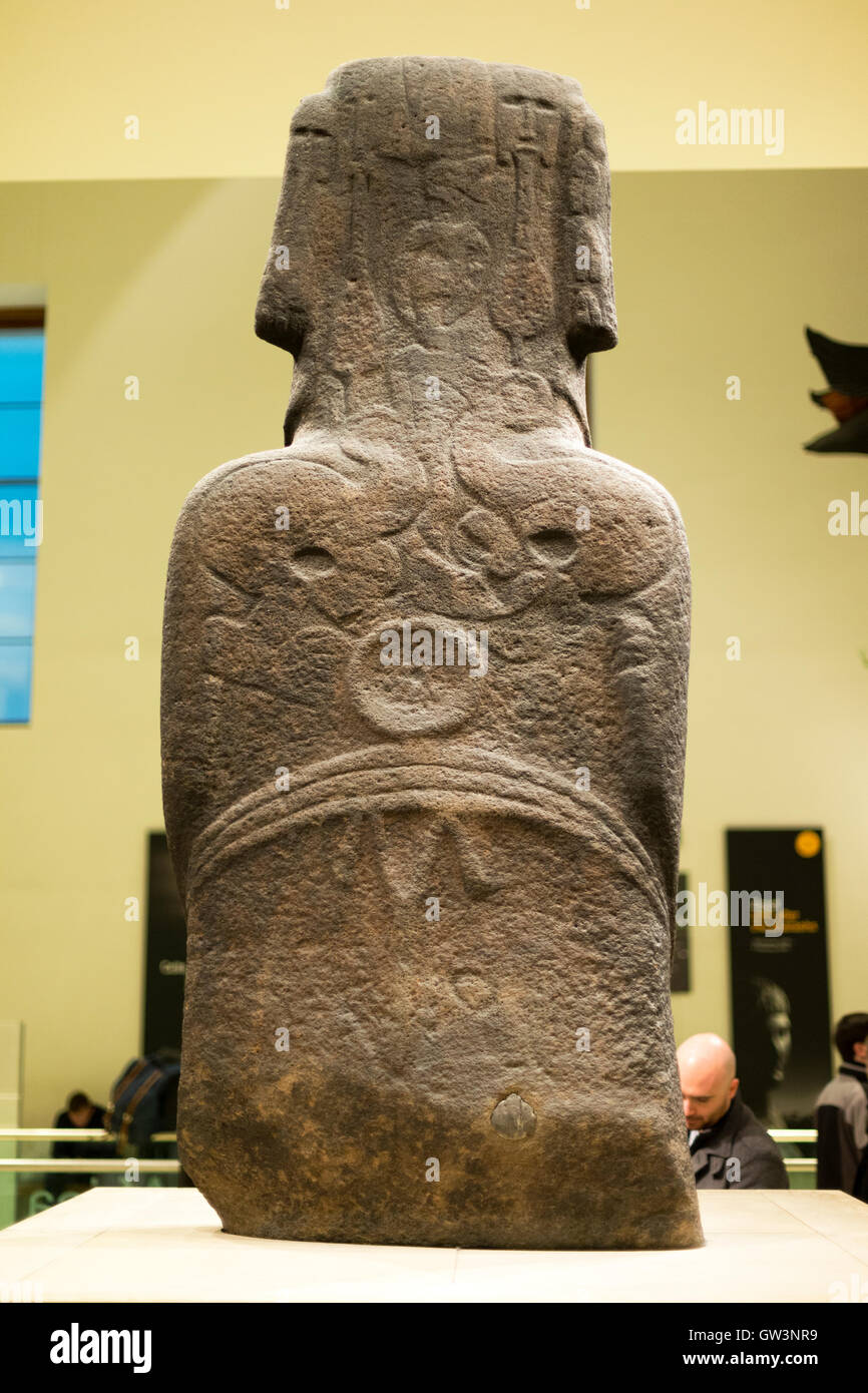 Vue arrière d'un Moai (Statue de l'île de Pâques), British Museum ...