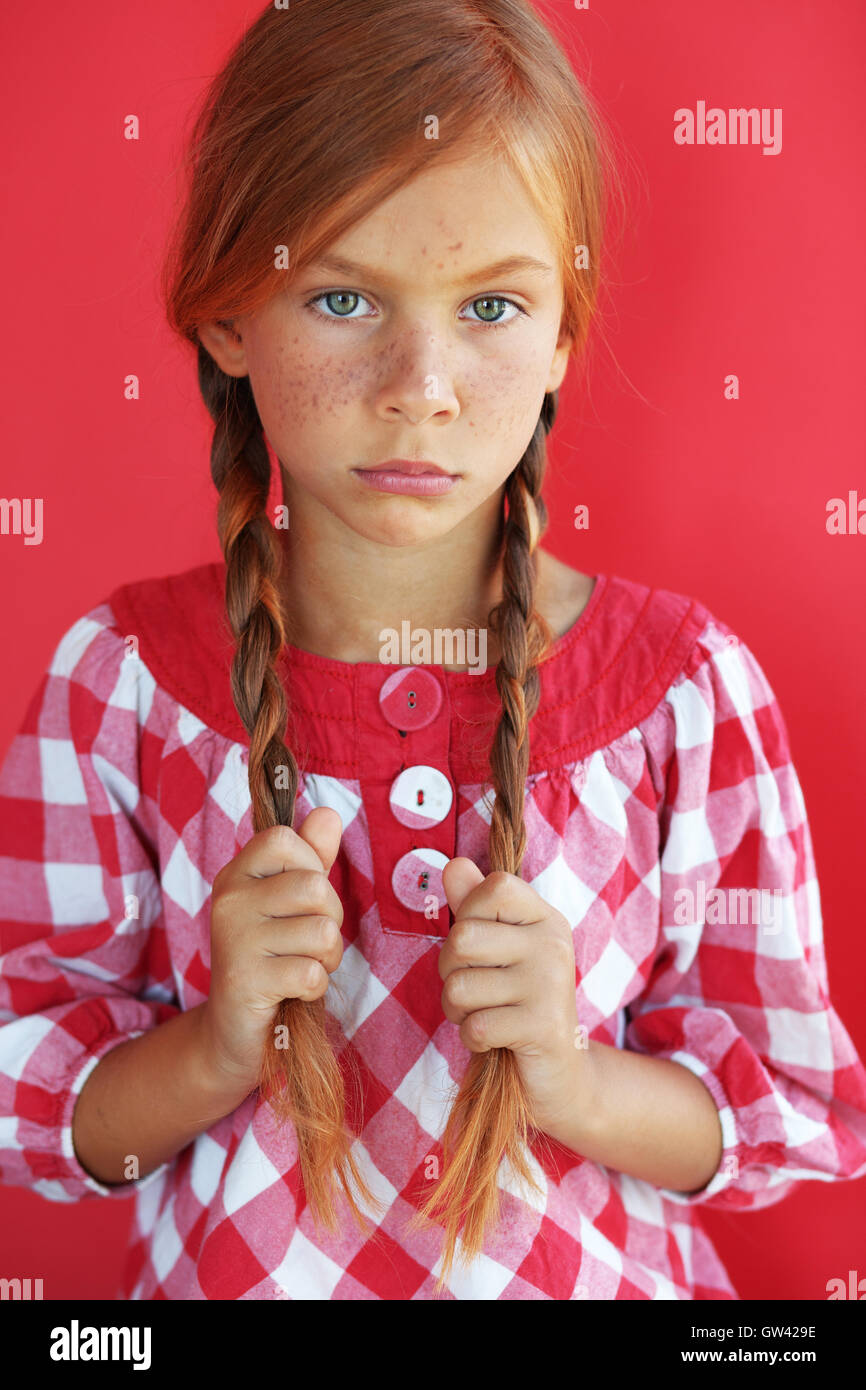 Petite fille rousse triste Banque de photographies et d’images à haute ...