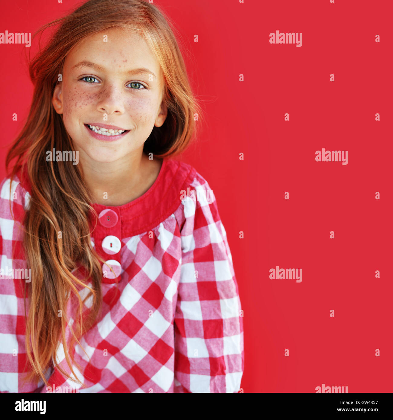 Freckles girl 8 years old Banque de photographies et d’images à haute ...