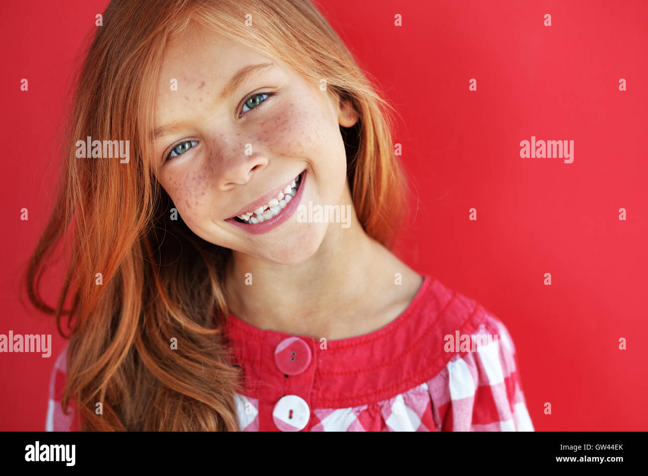 Freckles girl 8 years old Banque de photographies et d’images à haute ...