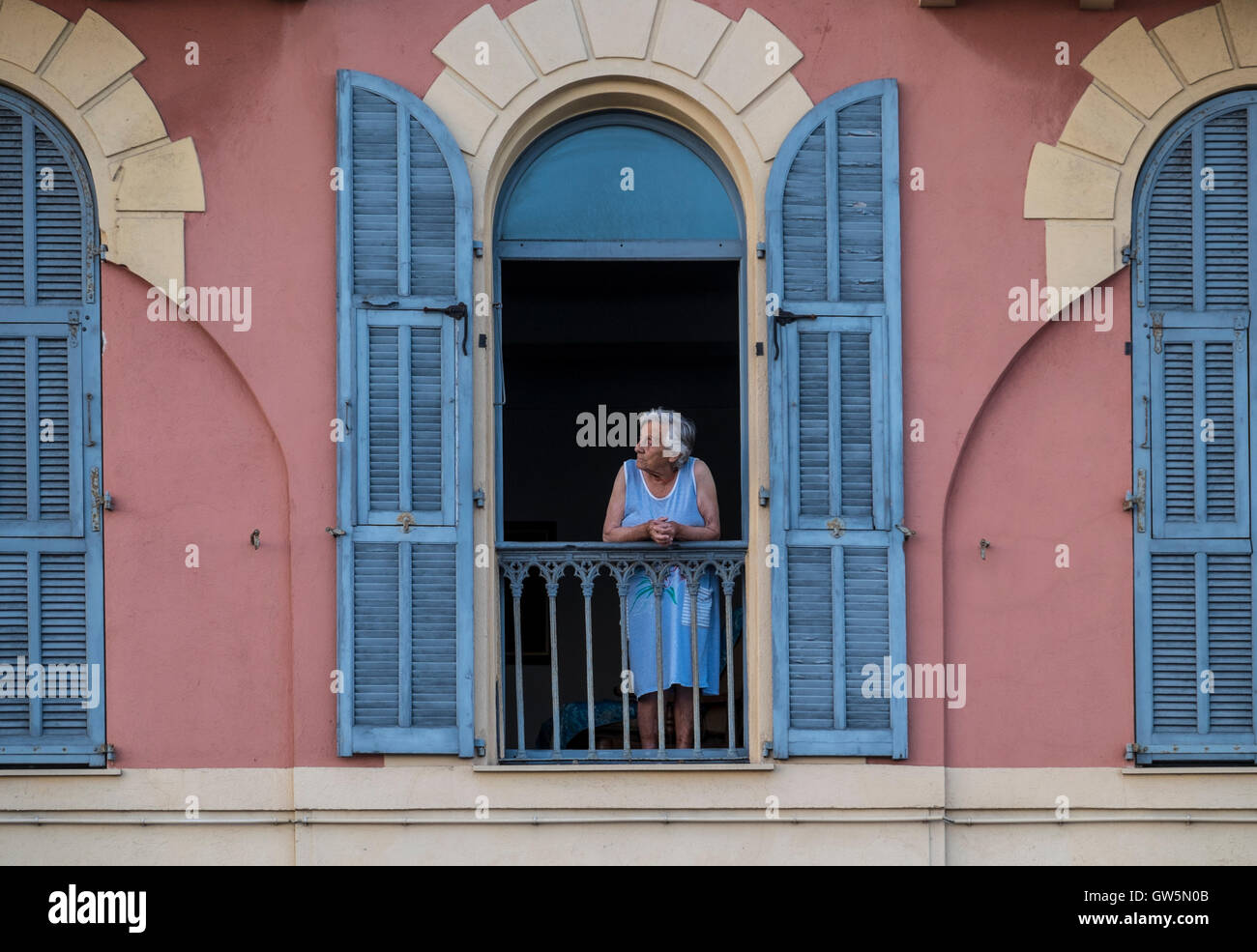 Balcon et volets bleus Banque de photographies et d’images à haute ...