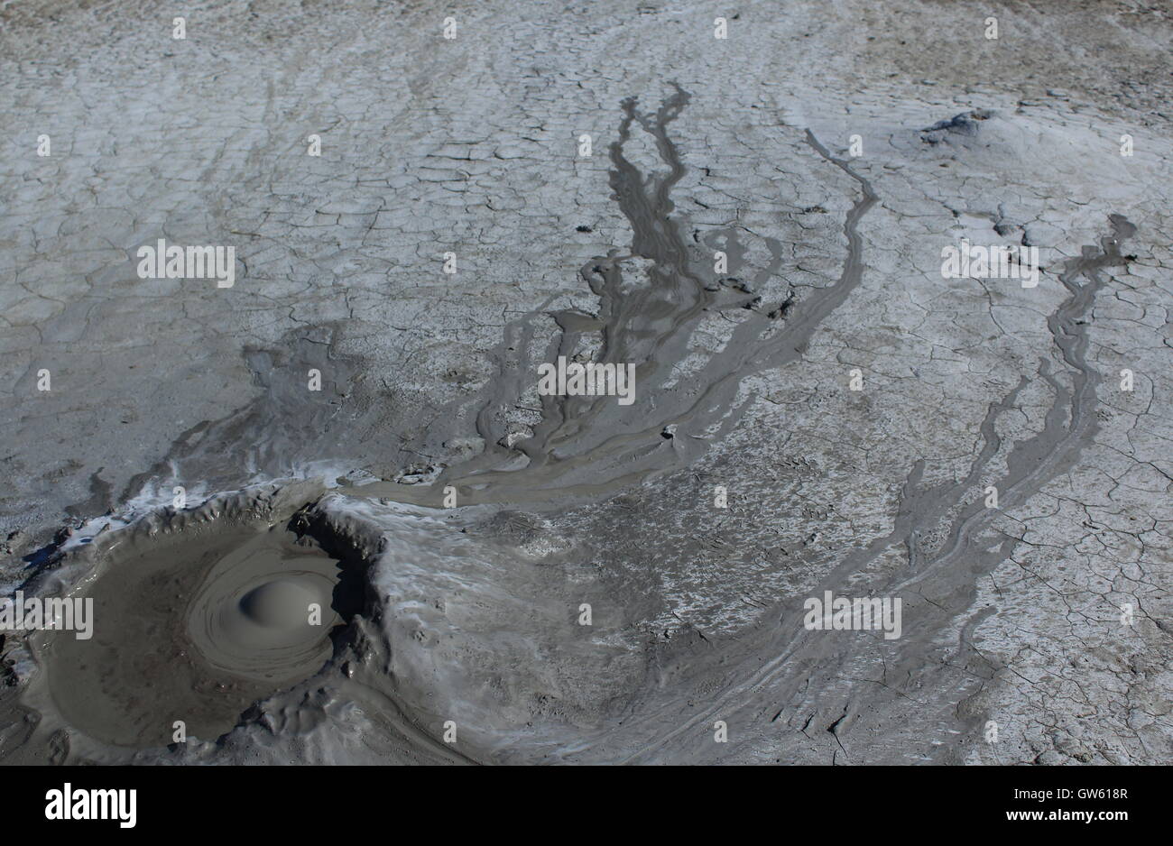 Mud volcano erupting mud bubble Banque de photographies et d’images à haute résolution - Alamy