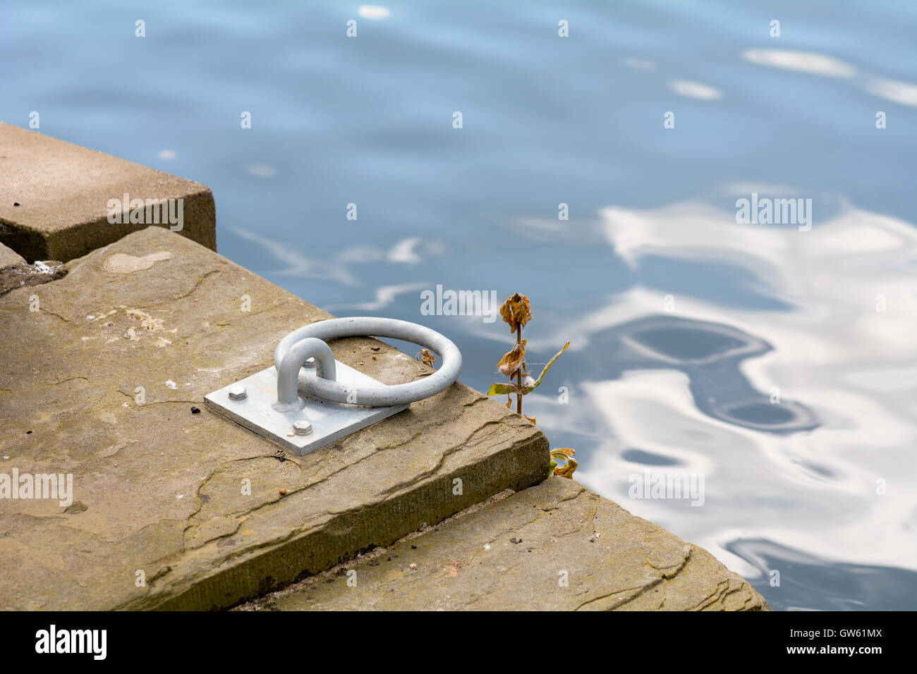 Anneau d'amarrage de bateau Banque de photographies et d’images à haute ...