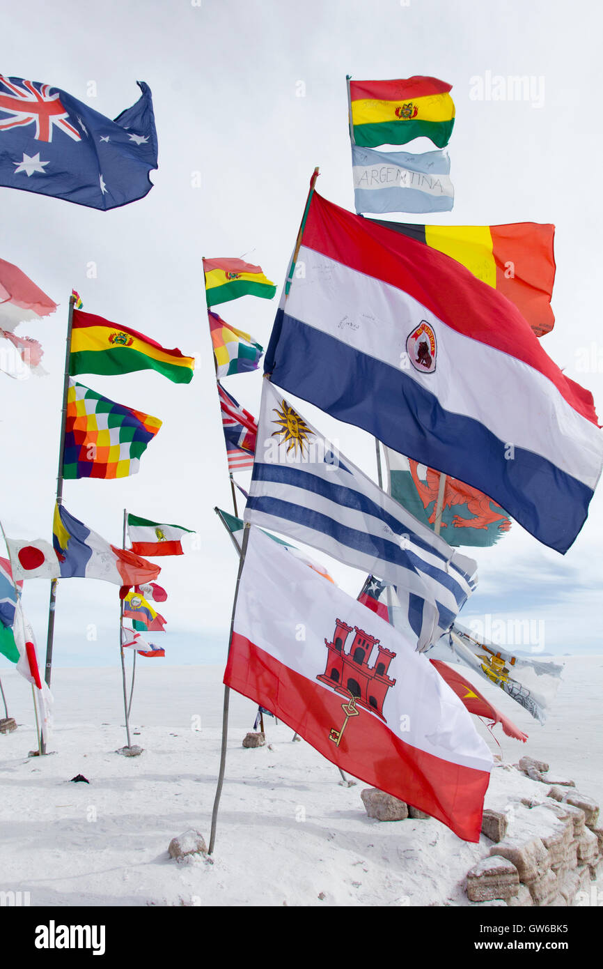Drapeaux du monde à Salar de Uyuni (sel), Bolivie Photo Stock - Alamy