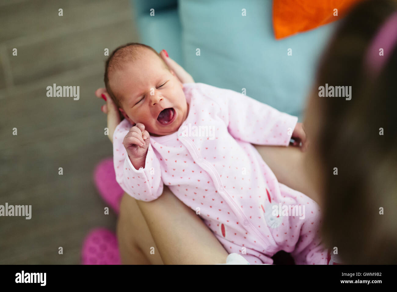 Prendre soin d'un bébé qui pleure n'est pas une tâche facile Photo ...