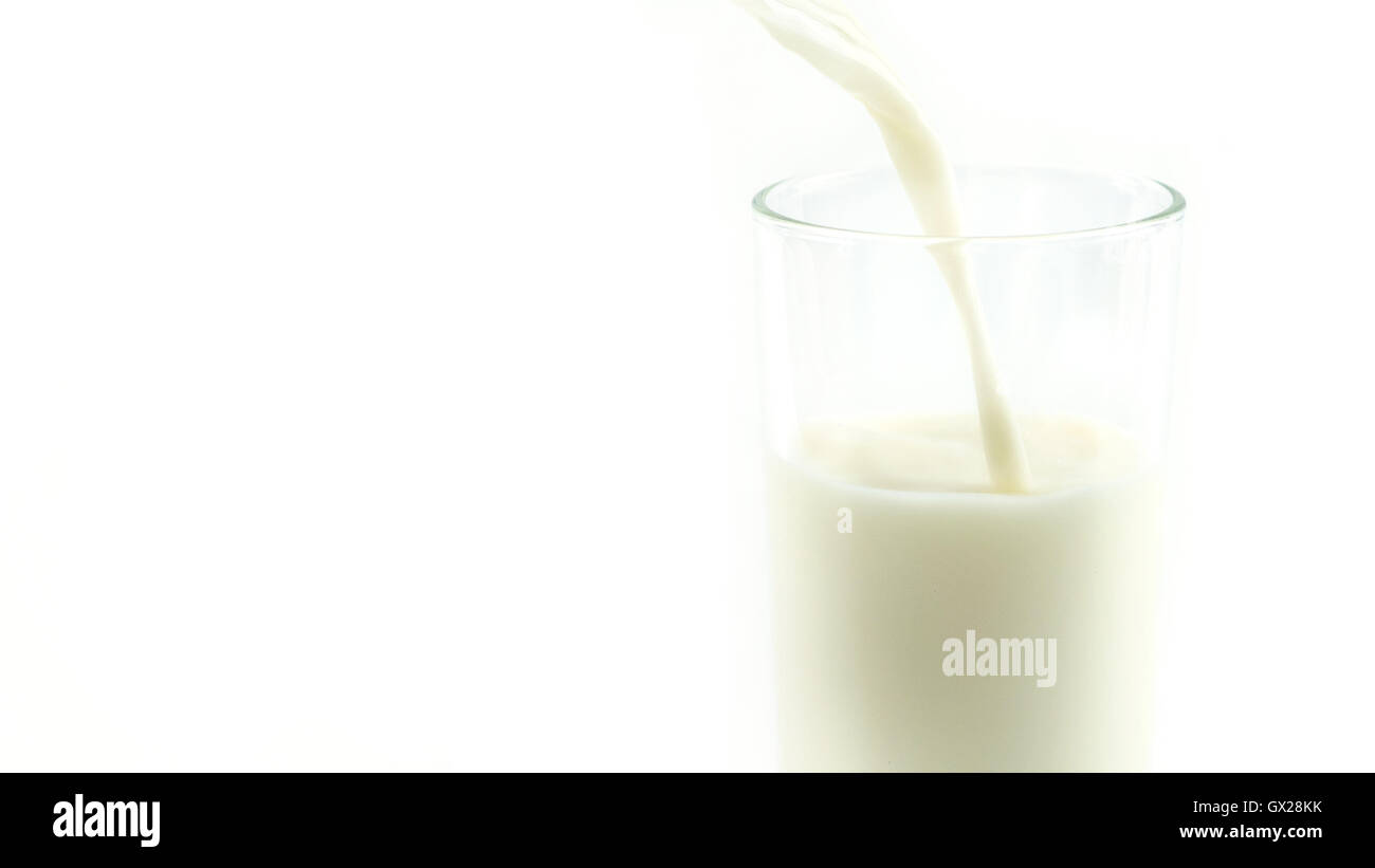 Verser le lait en verre isolé sur fond blanc Photo Stock - Alamy