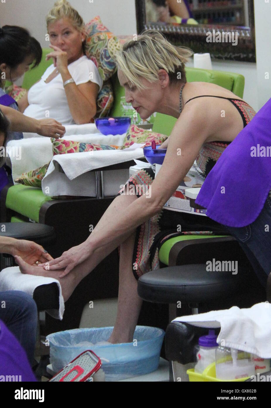 Sharon Stone traite elle-même à une mani-pedi au salon avec : Sharon ...