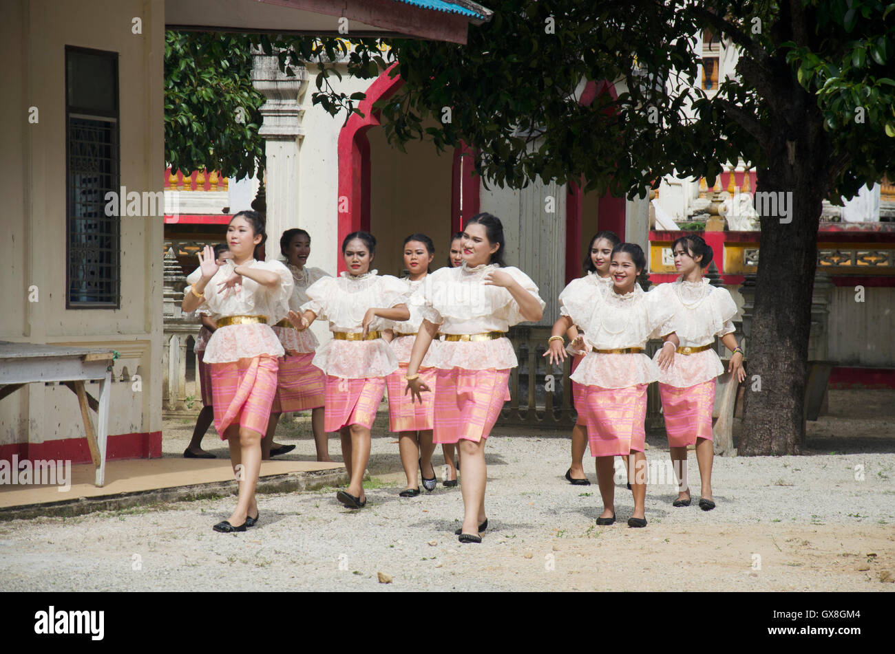 Les thaïlandais inscrivez-vous en procession traditionnelle de bougies ...
