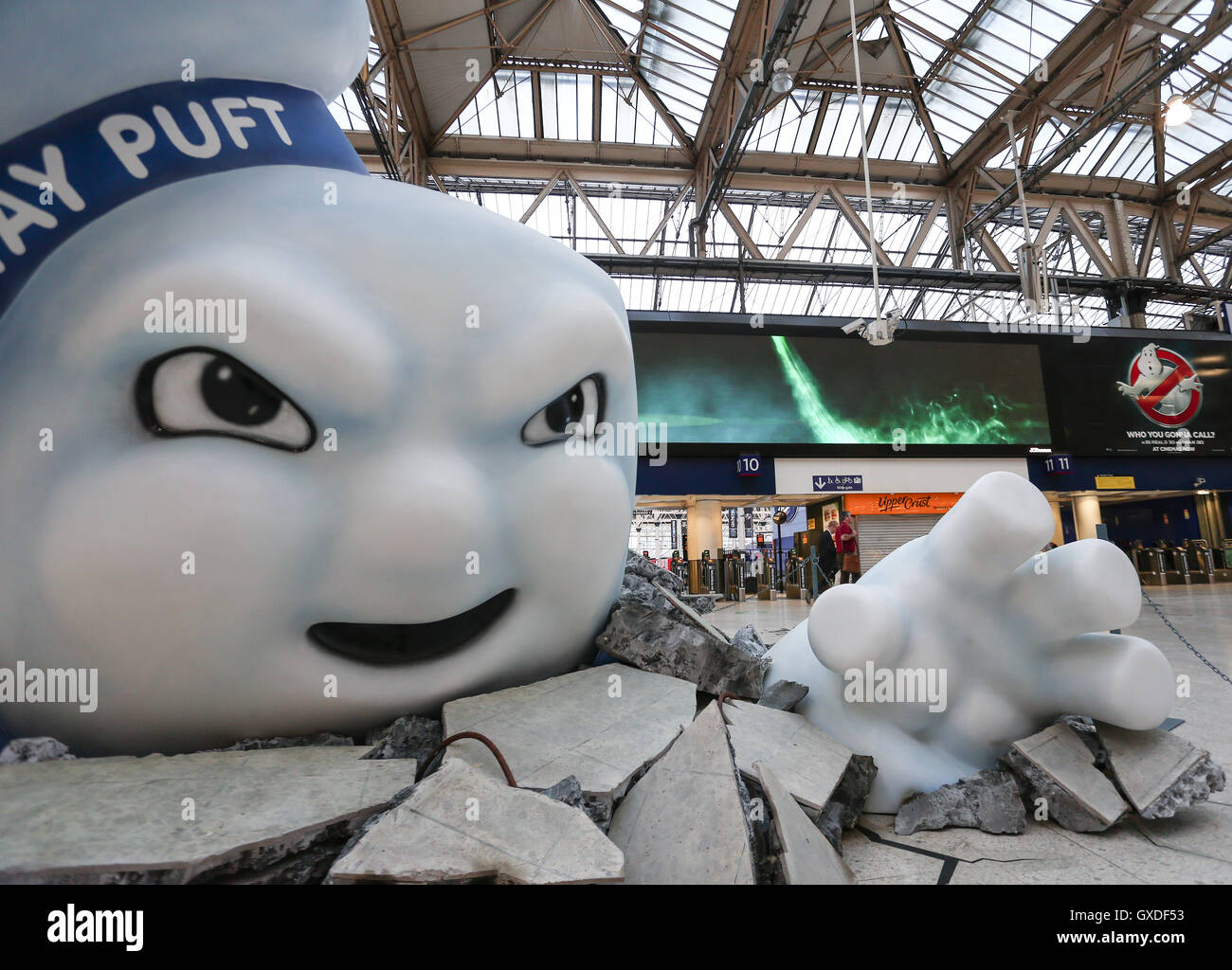 Bibendum Chamallow dans le grand hall de la gare de Waterloo au cours ...