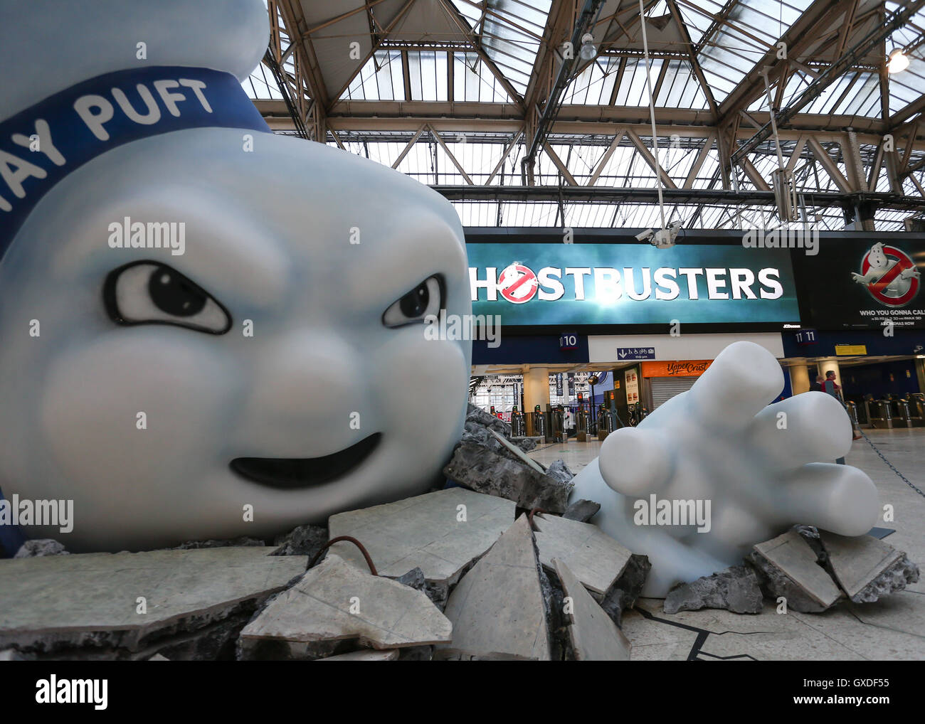 Bibendum Chamallow dans le grand hall de la gare de Waterloo au cours ...