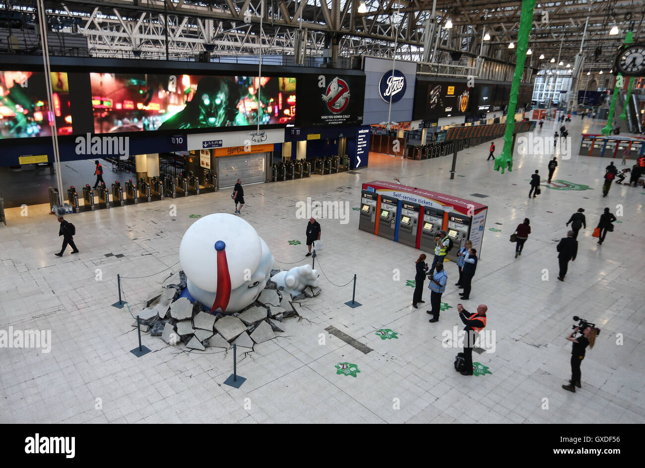Bibendum Chamallow dans le grand hall de la gare de Waterloo au cours ...