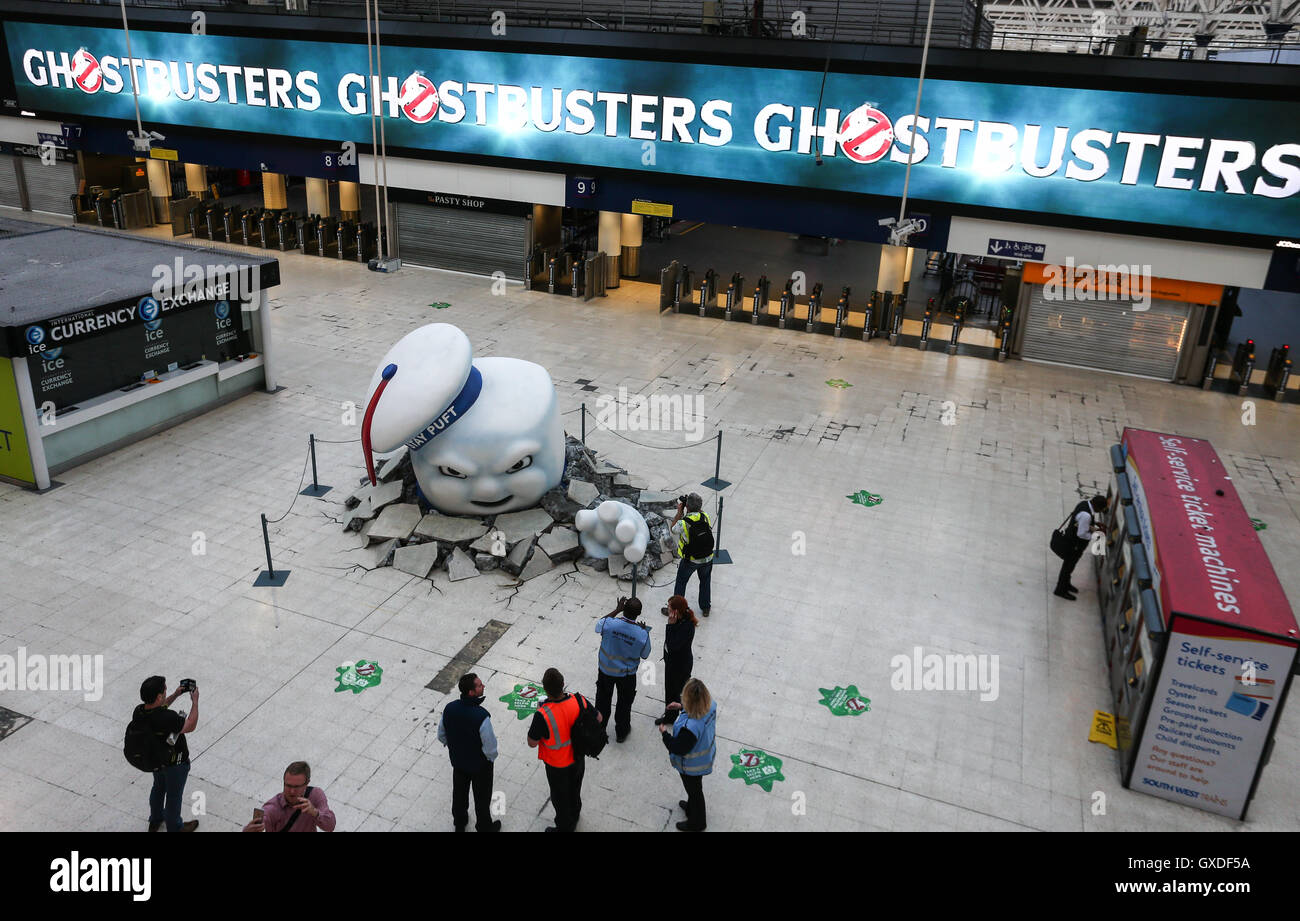 Bibendum Chamallow dans le grand hall de la gare de Waterloo au cours ...