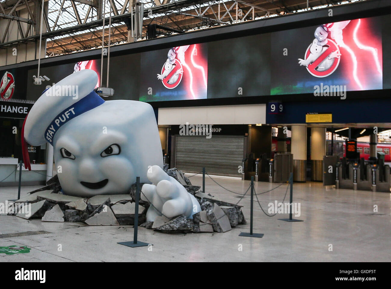 Bibendum Chamallow dans le grand hall de la gare de Waterloo au cours ...