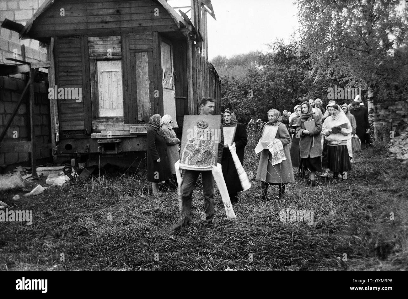 Foule en prière Banque d'images noir et blanc - Alamy