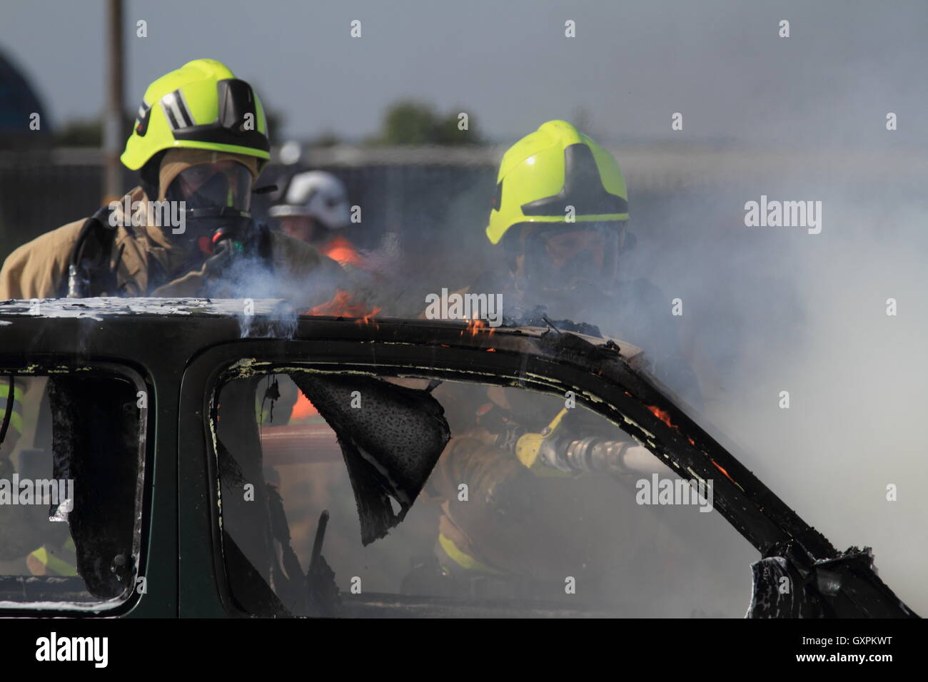Les pompiers de porter un appareil respiratoire autonome s'attaquer à ...