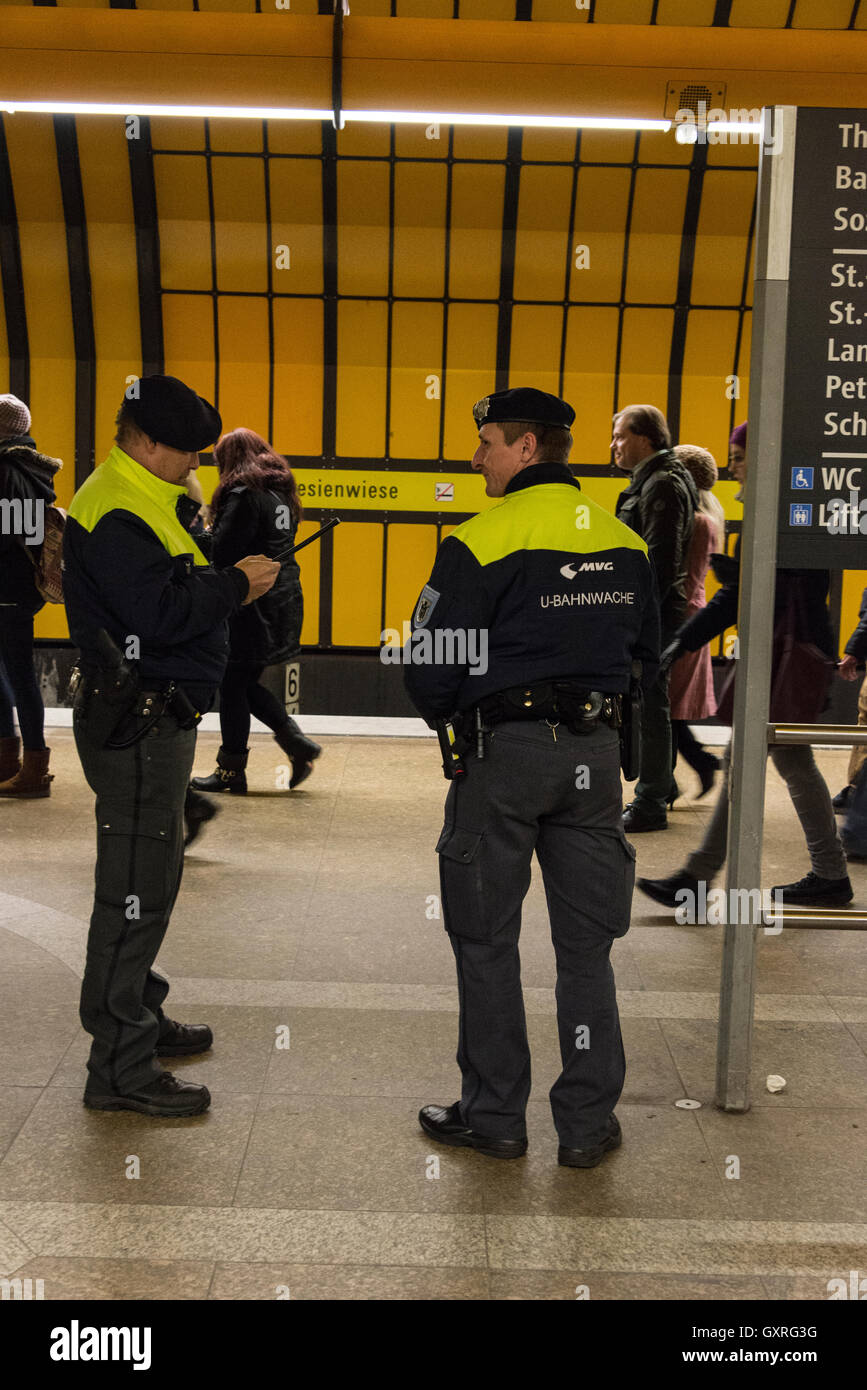 Munich metro security guard Banque de photographies et d’images à haute ...
