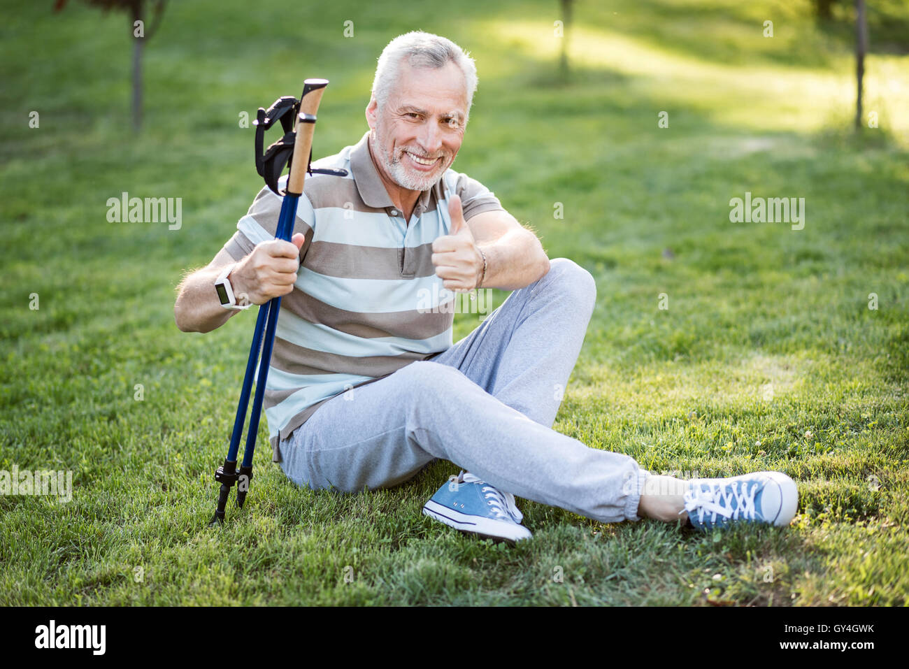 Beau Vieil Homme Assis Sur Lherbe Avec Les Jambes Croisées Banque D