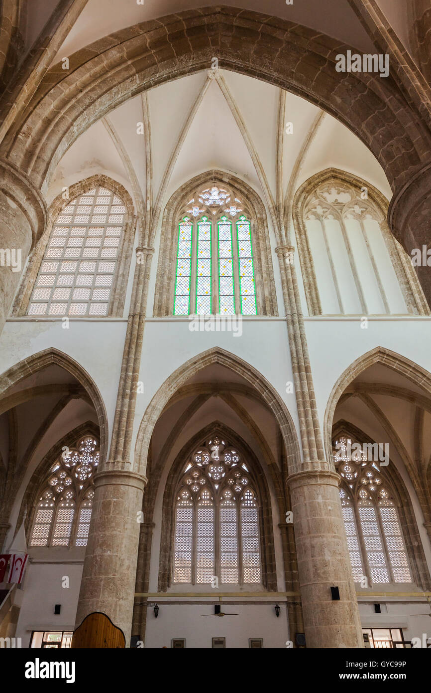 Vue de l'intérieur de vitraux à Lala Mustafa Pacha Mosquée, Famagusta ...