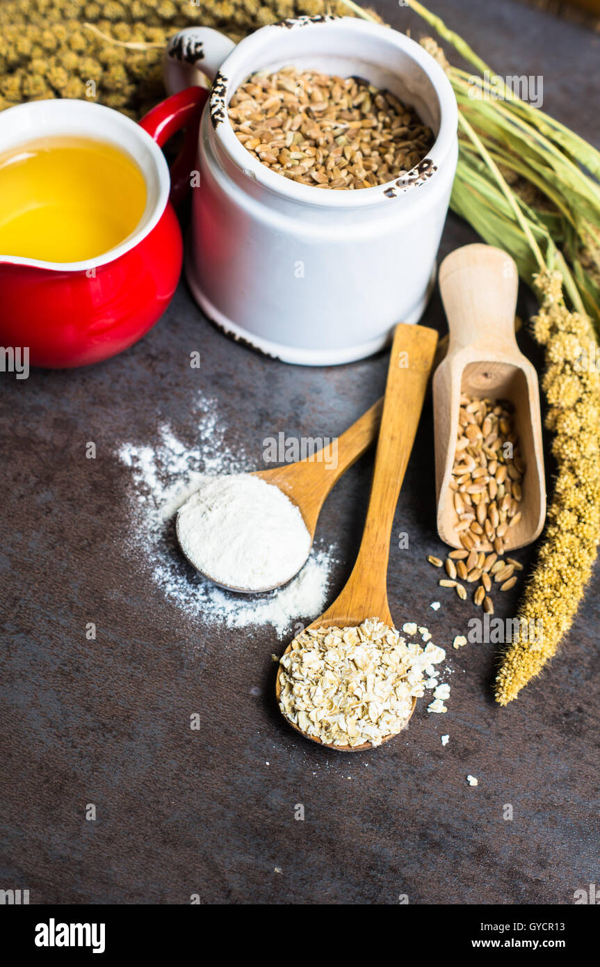 Arrière-plan de cuisson avec la farine de blé, blé spica, graines ...